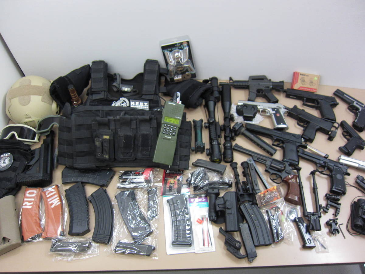 【傷や汚れあり】K076[14](エアガン) 現状品 ミリタリー まとめ/約1.8.5kg 【同梱不可】ミリタリー用パーツ/エアガン/ベスト ...