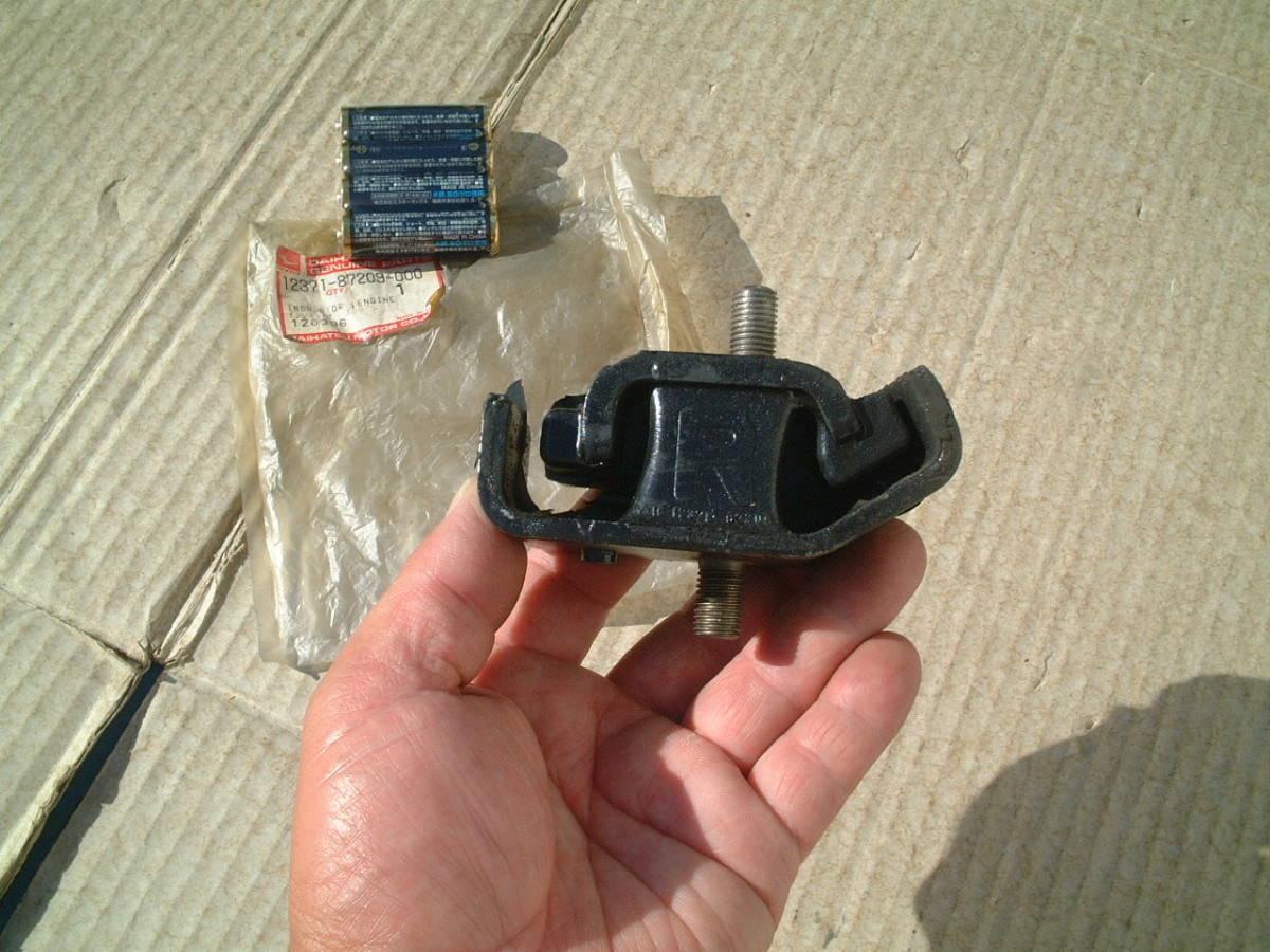 【未使用】旧車、ダイハツ純正品、適合不明、エンジンマウントR側、品番12371-87209-000、ミラL55V、L70V、クオーレ、リーザ ...