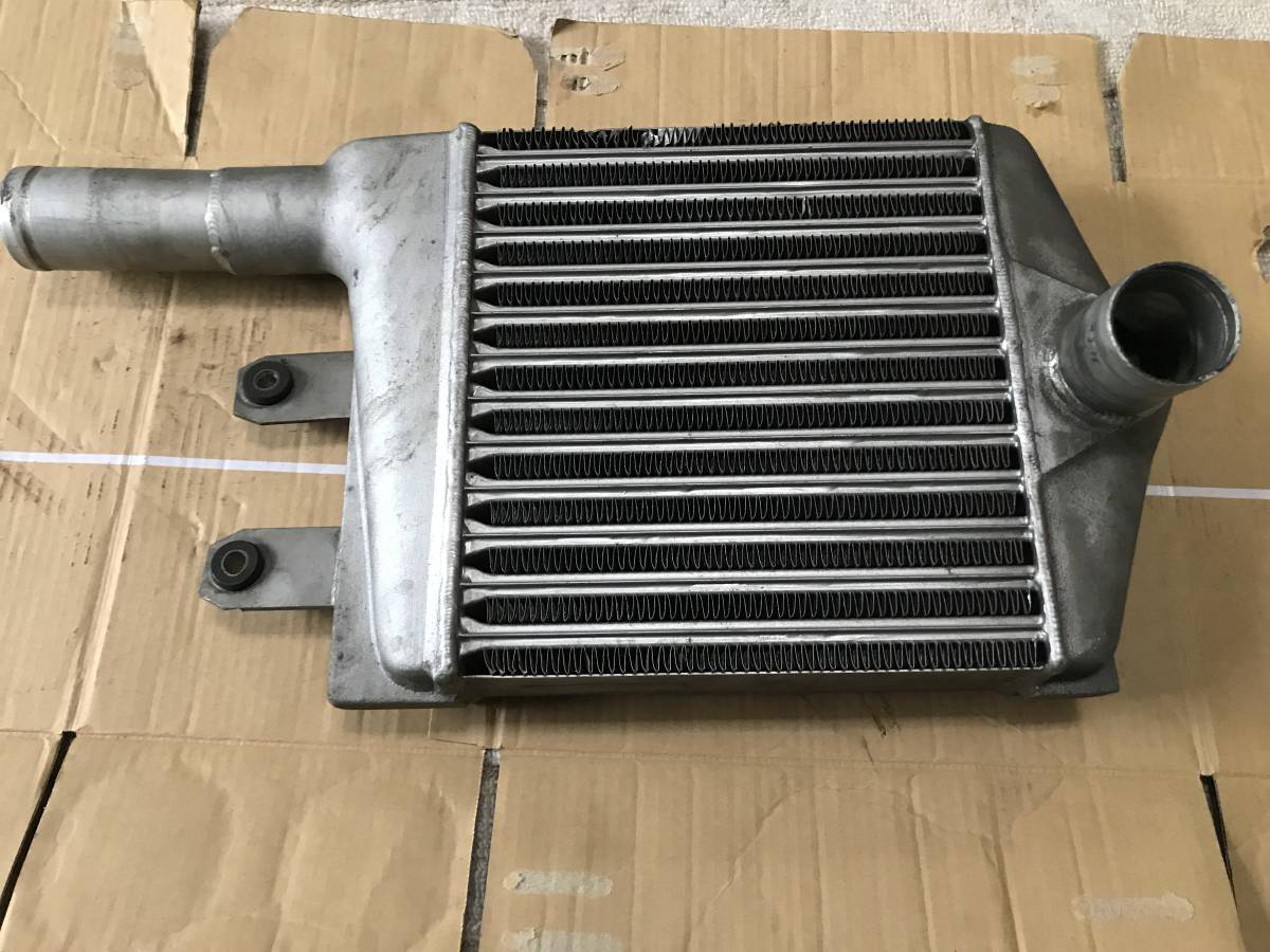 【未使用】三菱ふそうFUSO純正インタークーラー黒X銀色 INTERCOOLER 約27cmX2.4cmX4mmエンブレム1個新品＊在庫納期 ...