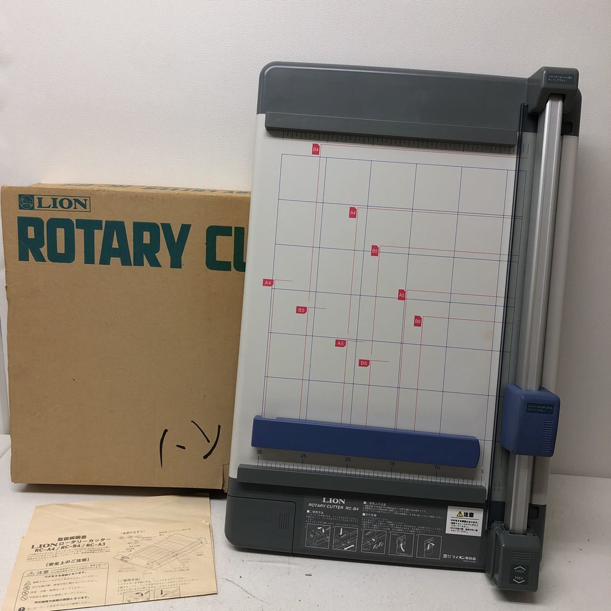 【やや傷や汚れあり】0531B LION ライオン事務器 ロータリーカッター ROTARY CUTTER RC-B4 事務用品 ペーパー ...