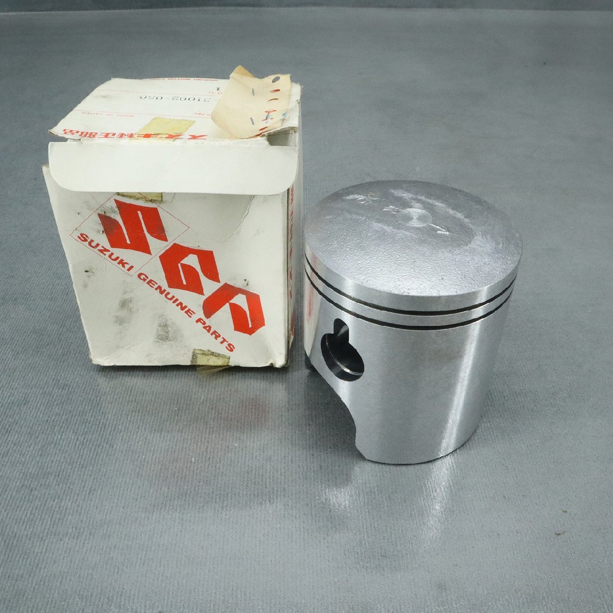 【目立った傷や汚れなし】スズキ 純正 エンジン ピストン 12110-31002-050 (GT500/GT750/T500など ...