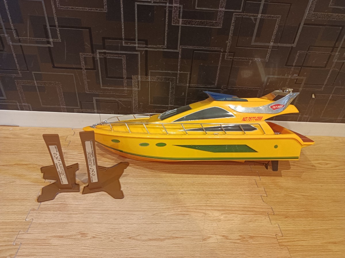 【やや傷や汚れあり】nn0202 219 Atlantio アトランティオ 059 757-NQD NO.757T-059 ラジコン ボート イエロー 中古 現状品 ジャンク RC 台座 ...