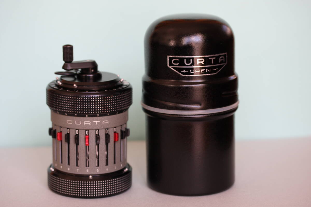 【目立った傷や汚れなし】動作確認済・美品 クルタ計算機 タイプ2 Curta Calculator Type II 金属ケース付き 機械式 ...