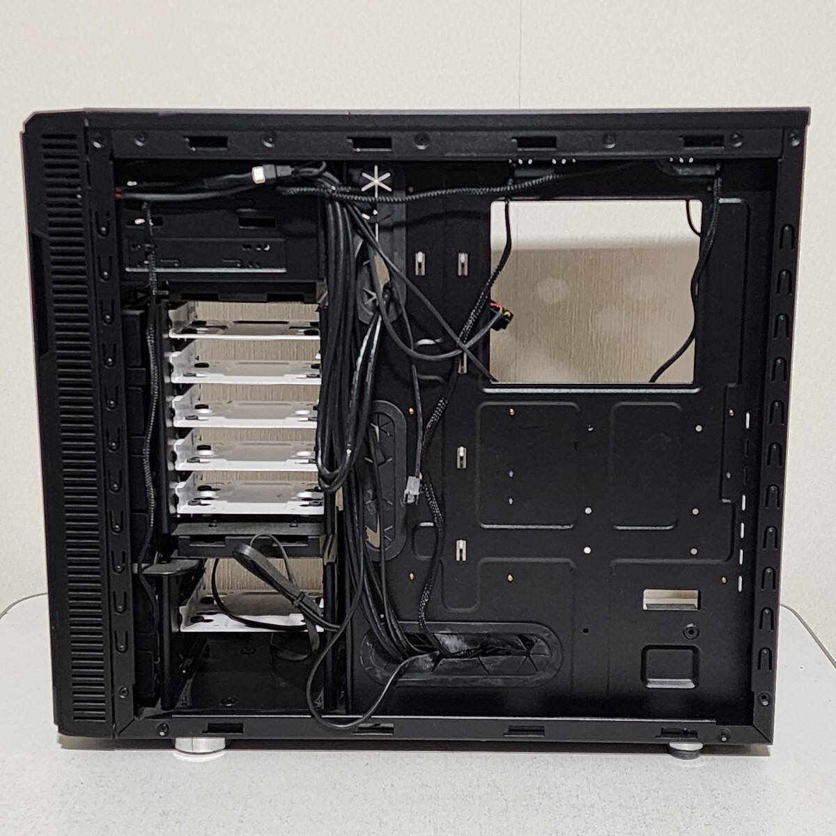 【傷や汚れあり】【送料無料】FractalDesign Define R4 Black(FD-CA-DEF-R4-BL) ミドルタワー型PC ...