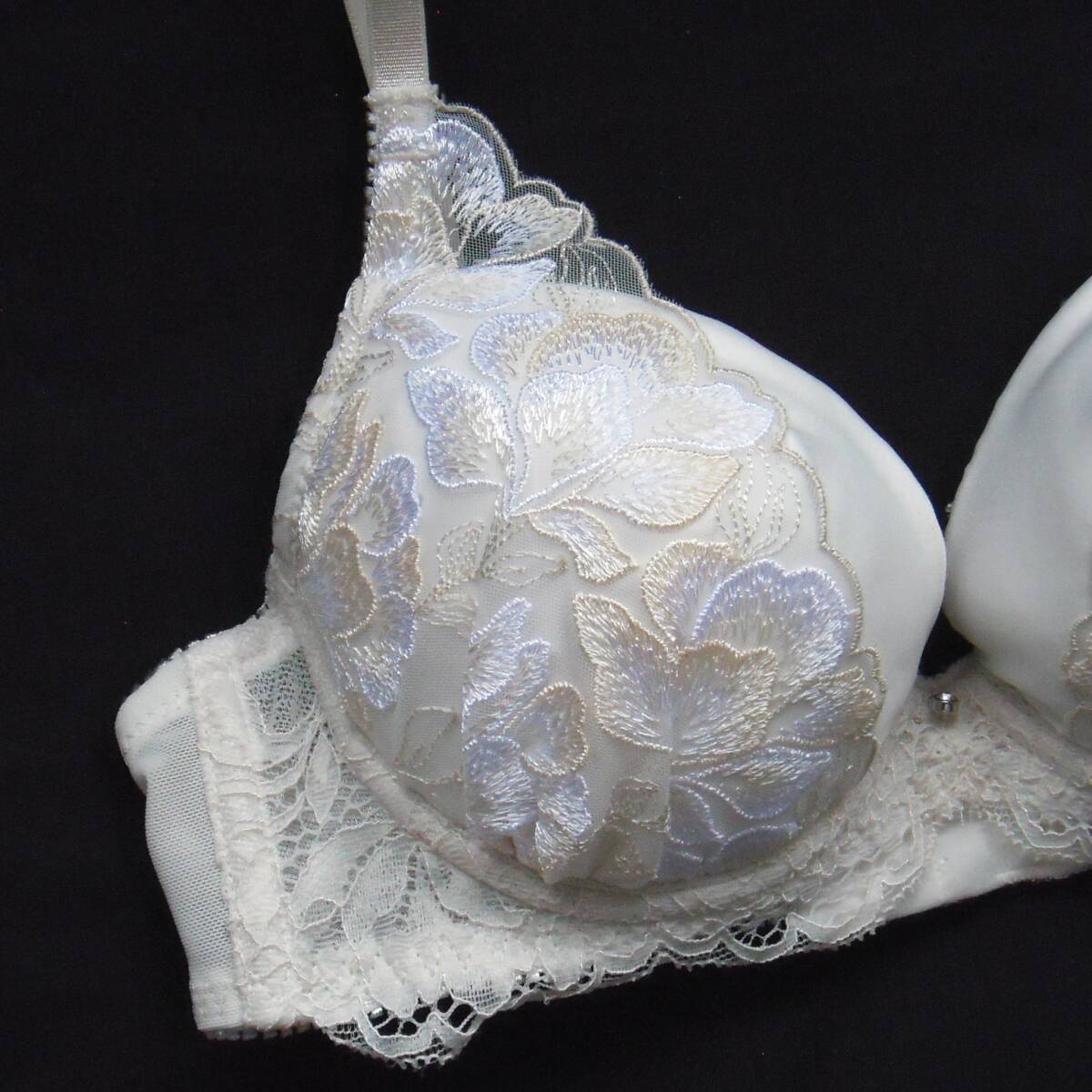 【未使用】COCO Linge ガーデンレースサテン ブラジャー&ショーツセット C75/M ココランジェ 柔らかな光沢感 紐パン アイボリー 新品送料込 定価\3190の落札情報詳細 ...