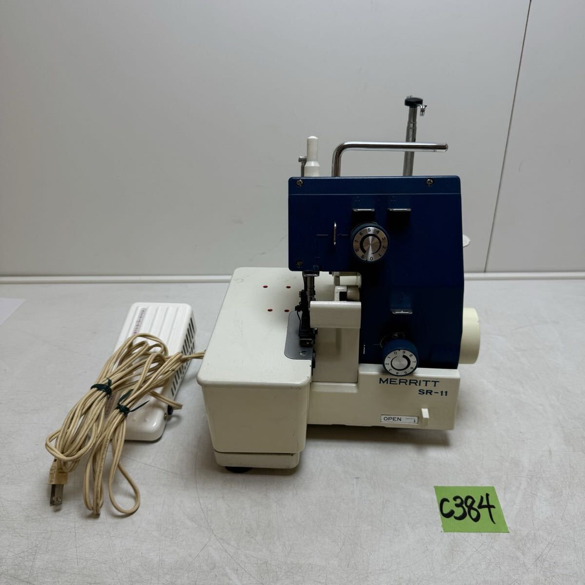【やや傷や汚れあり】★C384 SINGER シンガー MERRITT SR-11 ロックミシン 重機 ミシン ハンドクラフト 裁縫 ...