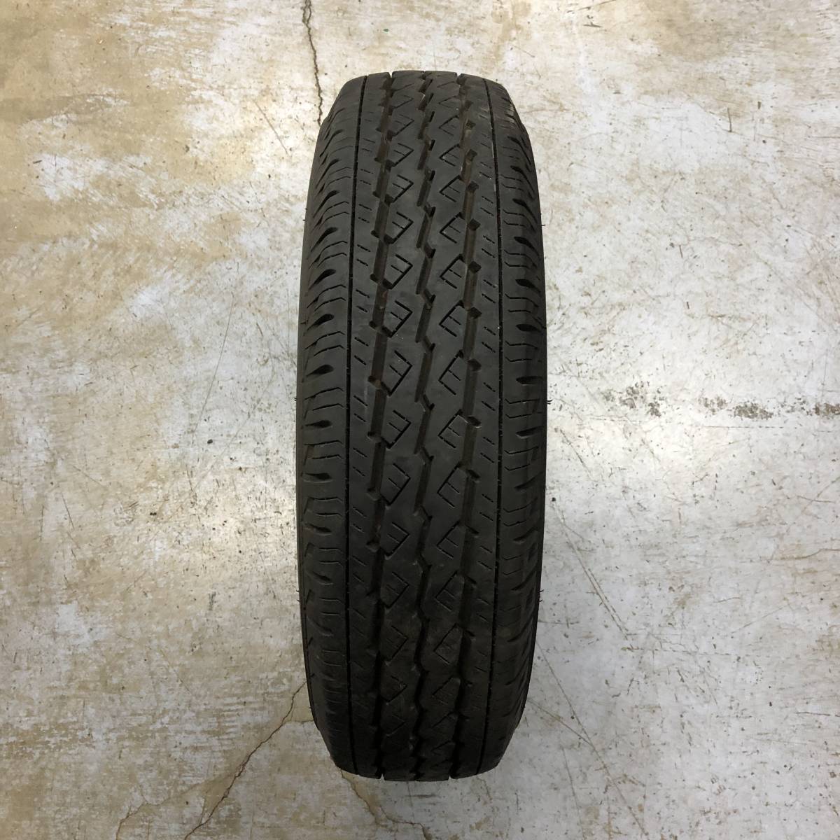 【やや傷や汚れあり】[T0045I5E] 175R13 LT 8PR ブリヂストン DURAVIS R670 2021年製 夏タイヤ 1本の ...
