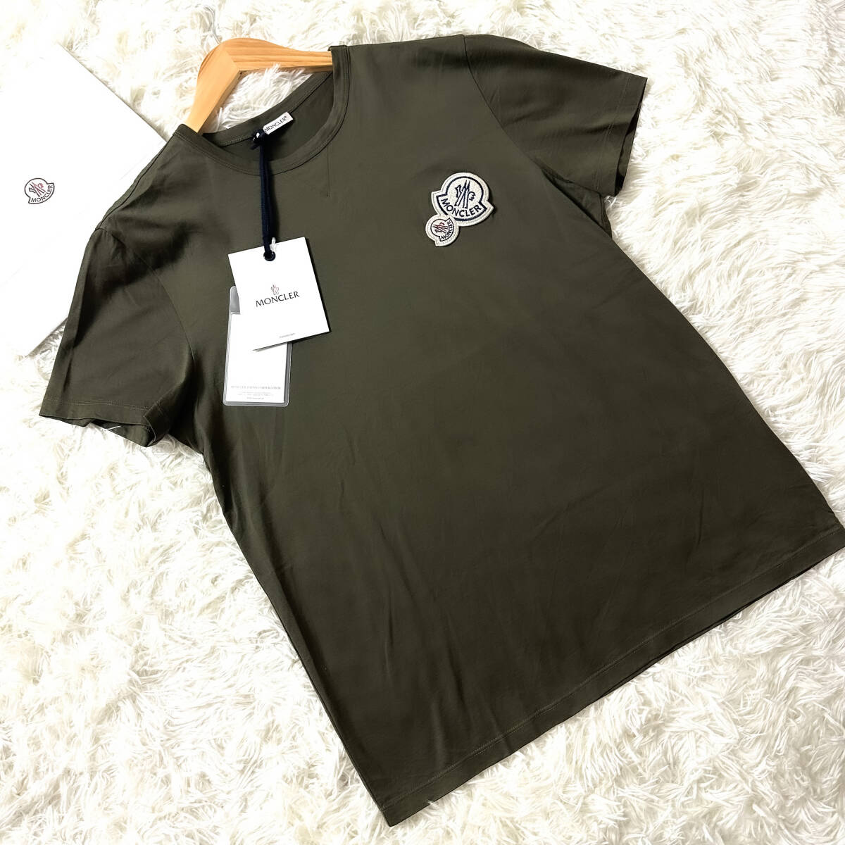 【未使用に近い】未使用級moncler半袖tシャツワンポイント胸ダブルロゴワッペンxl Ll~l認証済み確実正規品カーキグリーン爽快コットン綿