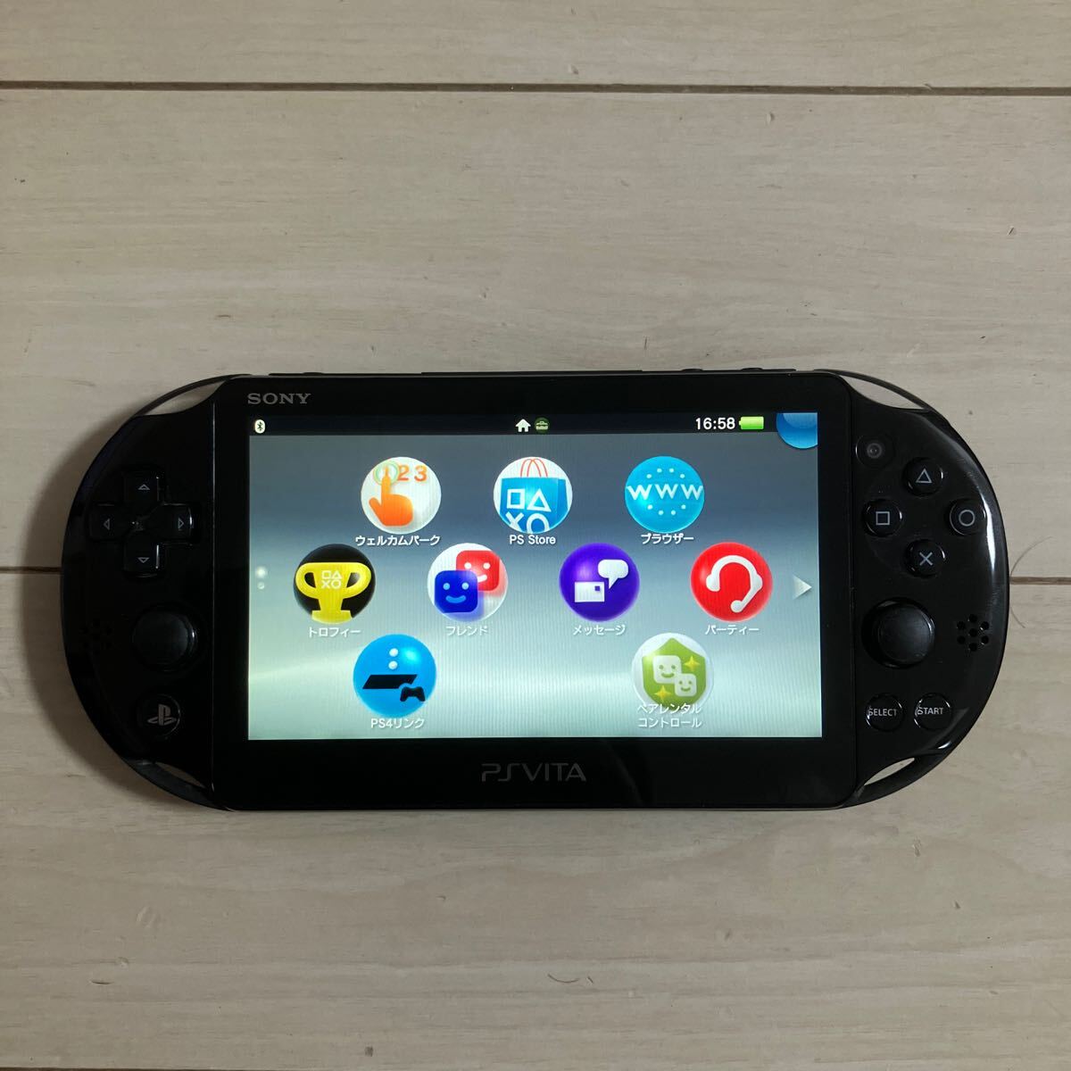 【やや傷や汚れあり】動作確認済み 初期化済み SONY ソニー Playstation Vita プレイステーション ヴィータ PCH-2000 本体 プレステ PS ホワイト 白 ゲーム機の ...