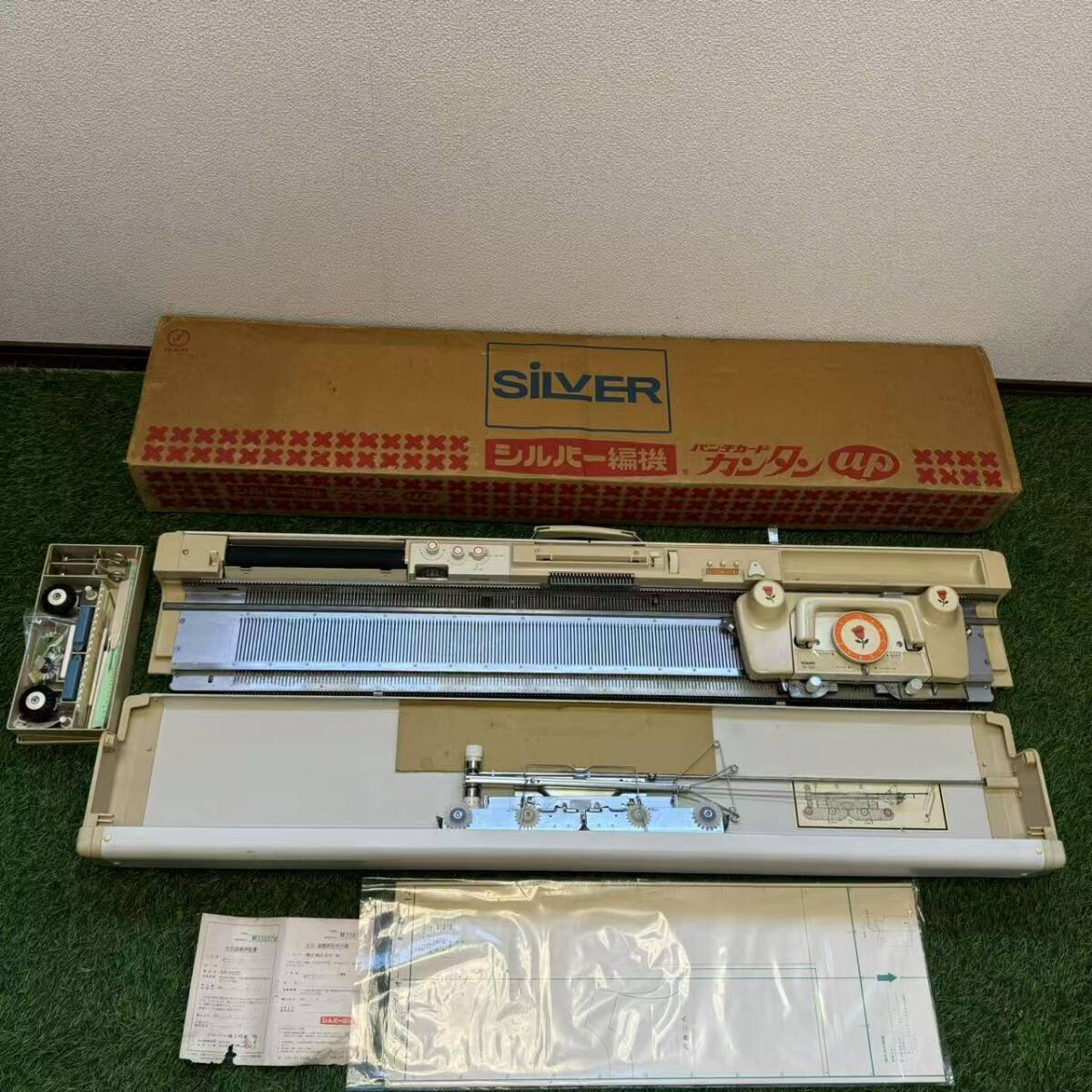【傷や汚れあり】SILVER シルバー 編み機 SK-322 オートチェンジャーセット AC-1 ハンドクラフト 手工芸 編物 付属品色々 ...