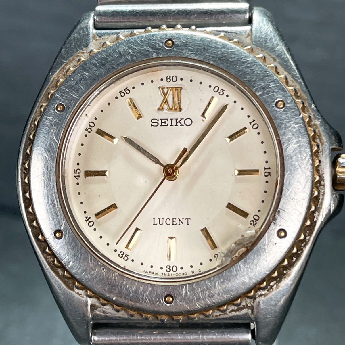 【目立った傷や汚れなし】SEIKO セイコー LUCENT ルーセント 7N21-0020 腕時計 アナログ クオーツ 3針 アイボリー文字盤 ラウンド メタルバンド シルバー 伸縮バンドの ...
