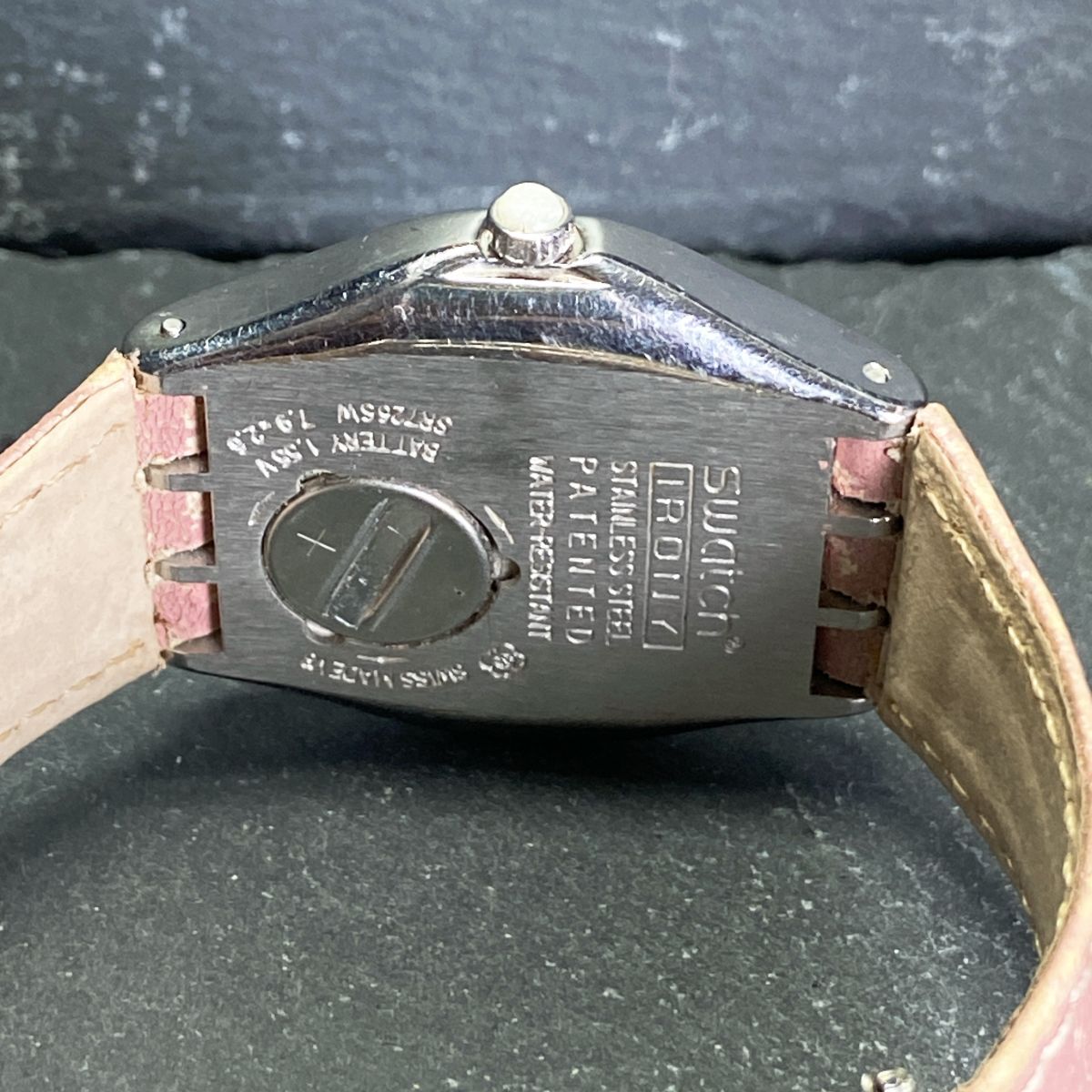 【やや傷や汚れあり】Swatch スウォッチ Irony Medium アイロニー SUNDOWN PINK YLS409 腕時計 アナログ クオーツ 3針 カレンダー 新品電池交換済み 動作 ...