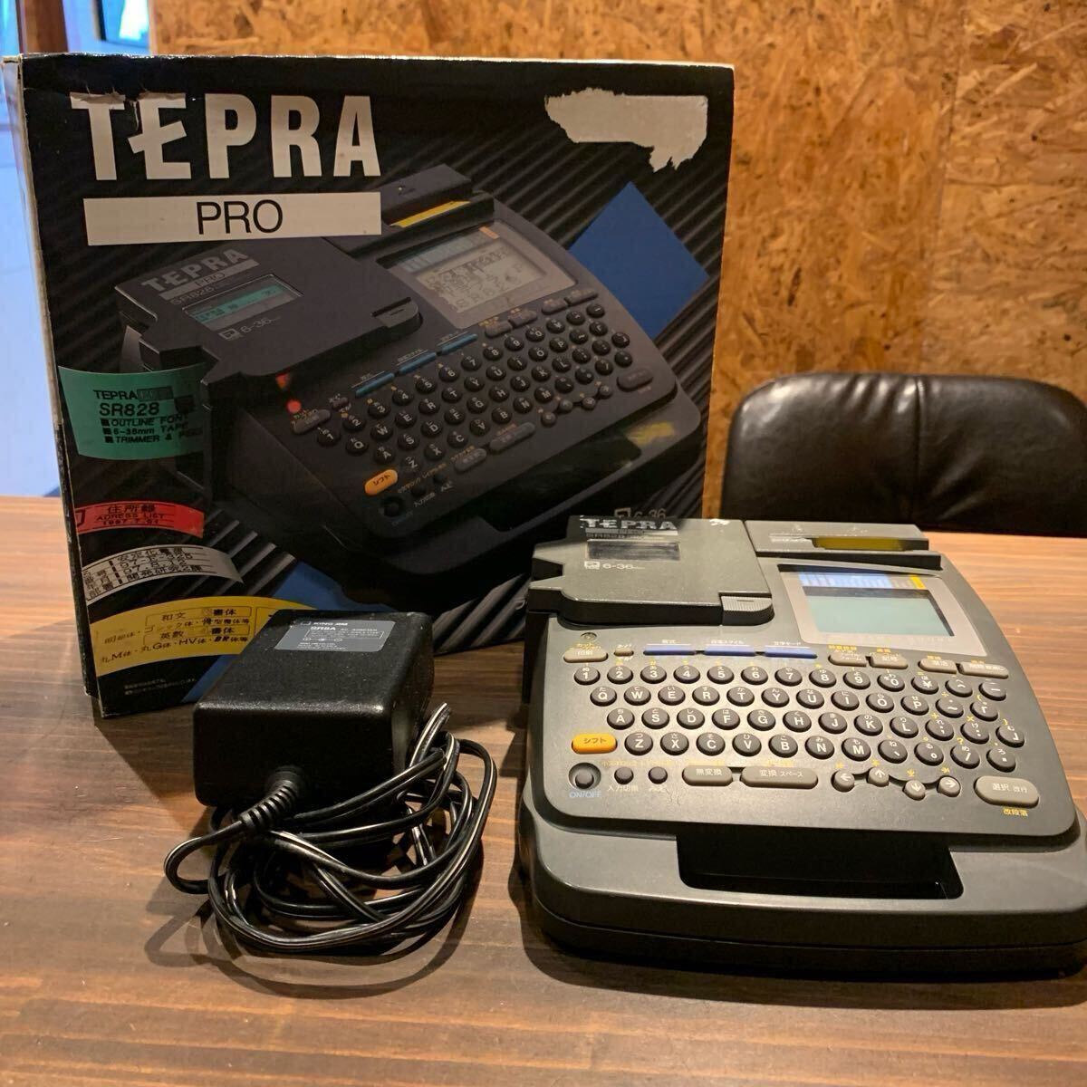 【目立った傷や汚れなし】★ 1円スタート!! 動作確認済み!! ★ KING JIM キングジム TEPRA PRO テプラ プロ ラベルライター 箱有 SR828 6-36mm ダークグレー ...