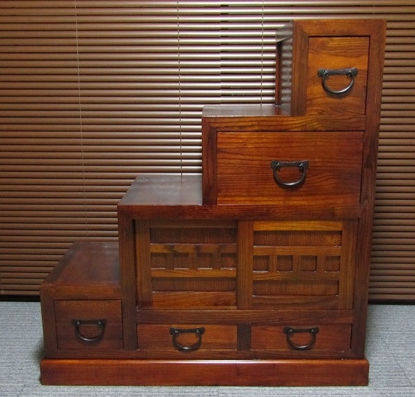 階段箪笥 松岡日出雄 両面 欅材 引き戸 伝統工芸 民芸家具 鉄金具 漆塗 チェスト 収納 和タンス ステップチェスト 時代箪笥 I15-8555の落札情報詳細 - ヤフオク落札価格検索 オークフリー