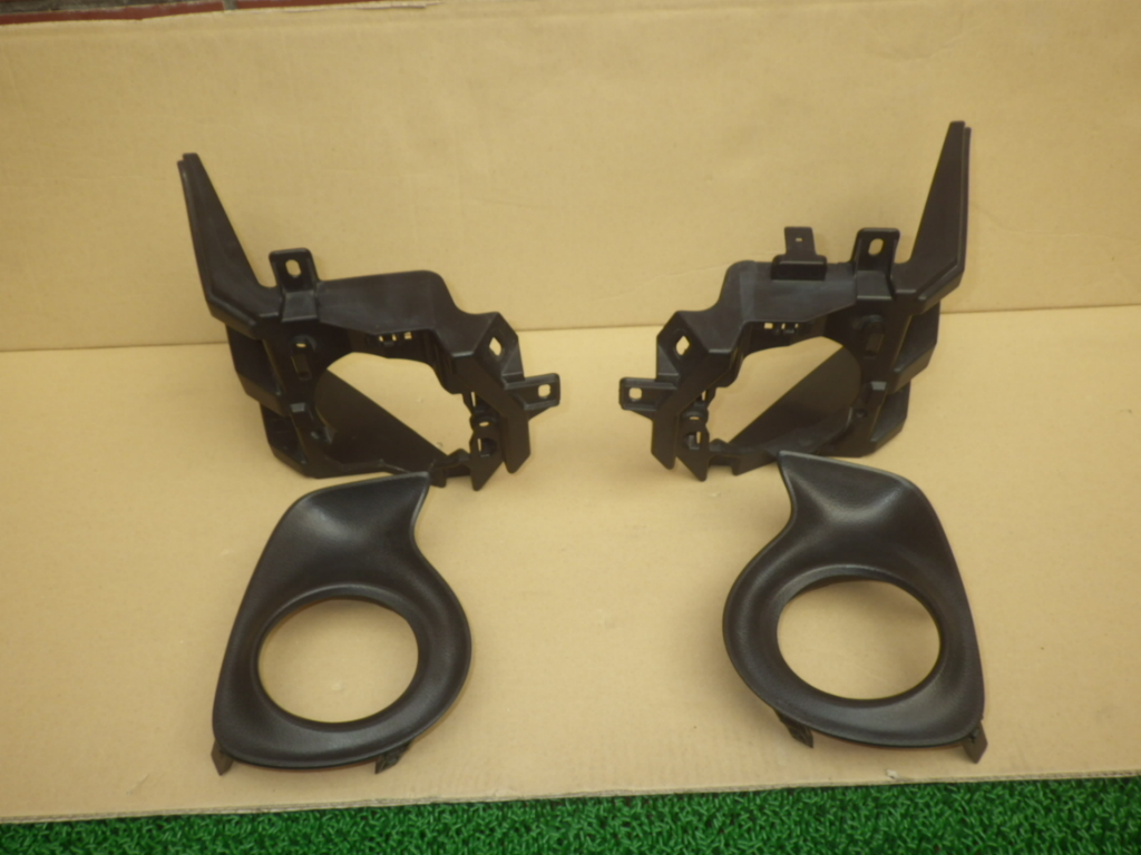 【やや傷や汚れあり】PTM-1298 レクサス CT200h ZWA10 前期 左右フォグランプカバー+フォグブラケット 52112 ...