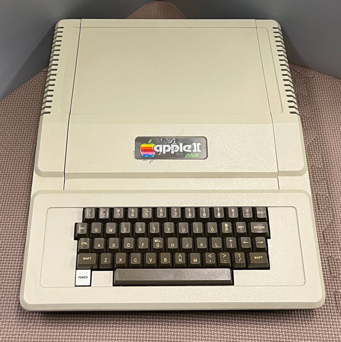 【傷や汚れあり】★apple computer inc アップルコンピュータ Apple Ⅱ plus 本体 ジャンク★の落札情報詳細 ...