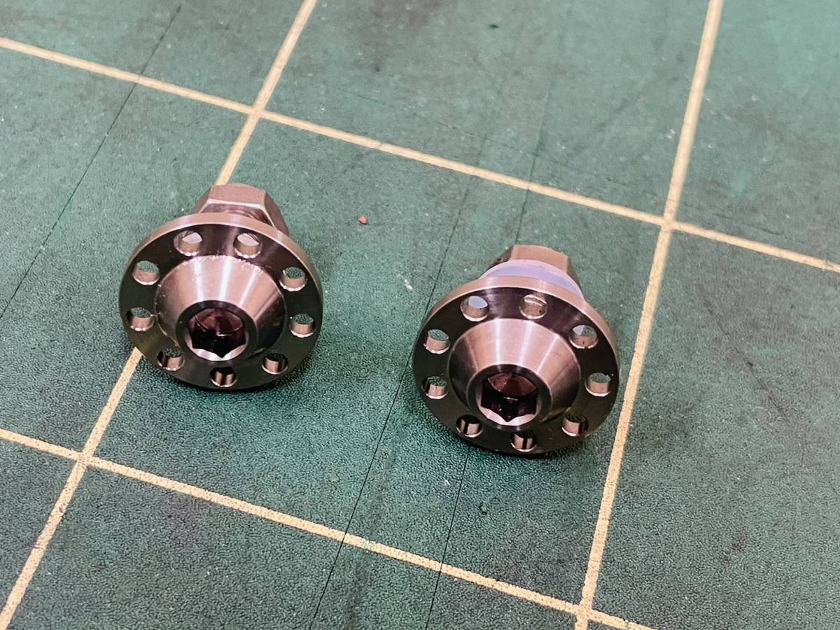 【目立った傷や汚れなし】★O39 売切り! 美品 汎用 モトコルセ チタン チタニウム ボルト 2本 ライセンスプレート M6 × 15mm MC-DBT6-15 ナンバープレート ナット付の ...