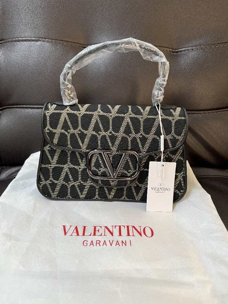 【未使用に近い】VALENTINO 女性必見の Garavani Loco ヴァレンティノ ハンドバッグ 中古 ブラック の落札情報詳細 - Yahoo!オークション落札価格検索 オークフリー