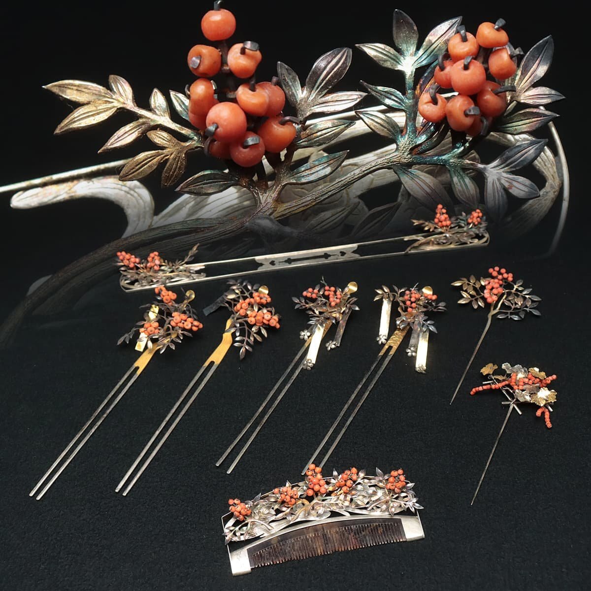 【やや傷や汚れあり】ER603 時代金工 豪華 金銀珊瑚装飾 南天図 びらびら簪・笄・鼈甲櫛 八点一式 総重165g 日本髪 かんざし 髪飾り 和装小物の落札情報詳細 - Yahoo ...