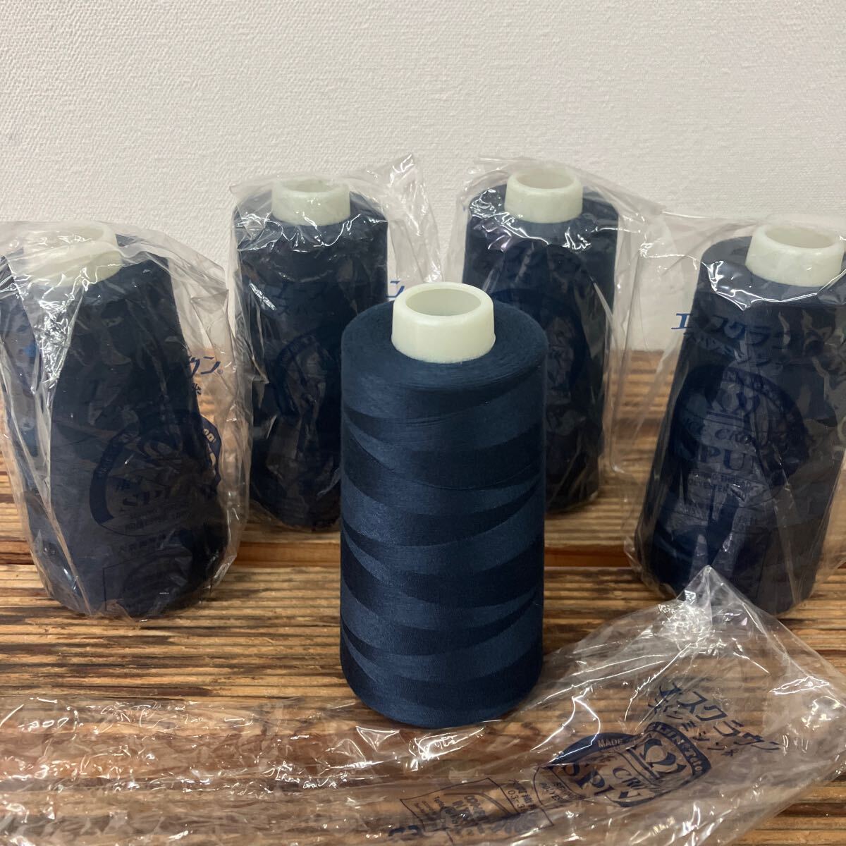 【やや傷や汚れあり】ACE CROWN エースクラウン ポリエステル（テトロン） 100/5000m 204番色 工業用ミシン糸 5本セット ...