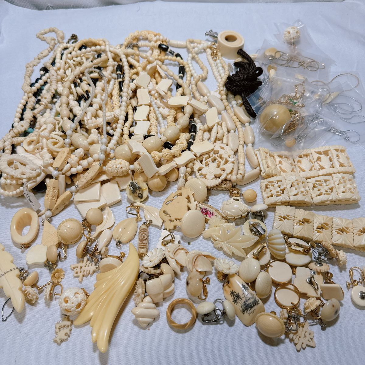 【目立った傷や汚れなし】CB 象牙風 クリーム色 アイボリー アクセサリー まとめ 約950g 0.95kg ネックレス ペンダント 彫刻 ブローチ イヤリング バングル 等の落札情報詳細 ...