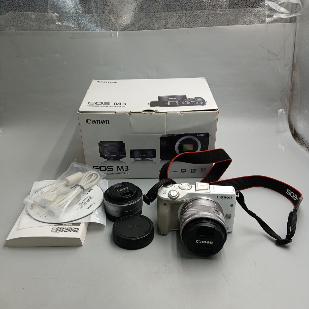 【やや傷や汚れあり】F Canon キャノン ミラーレス一眼カメラ EOS M3 PC2064 ホワイト 321036004175 バッテリーチャージャー付き モニター部分ネジ外れ有りの落札 ...