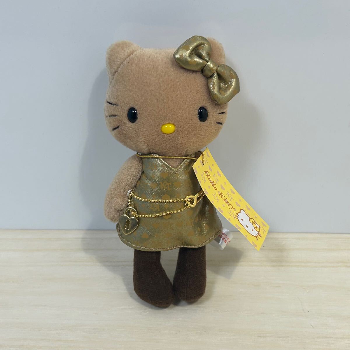 【やや傷や汚れあり】【希少】 サンリオ ハローキティ hellokitty Sanrio 日焼け ガングロ ぬいぐるみマスコット プチドール手と足が動かせます 2002年の落札情報詳細 ...