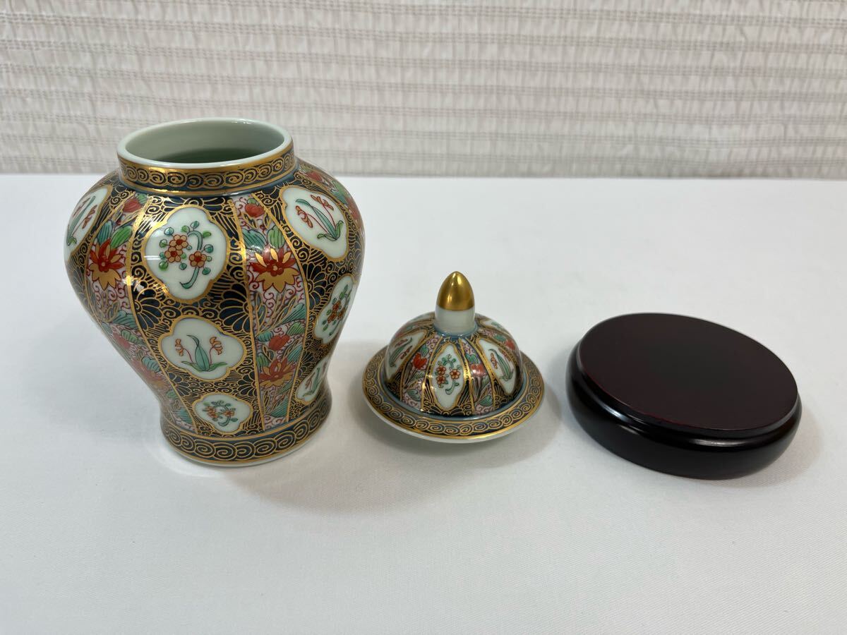 【やや傷や汚れあり】3/7a6 壺 有田焼 古伊万里 更紗紋 飾壺 貴玉宝製 台座付き つぼ ツボ 壷 陶器製 インテリア オブジェ 美術 鑑賞 高さ 約18cmの落札情報詳細 - Yahoo ...