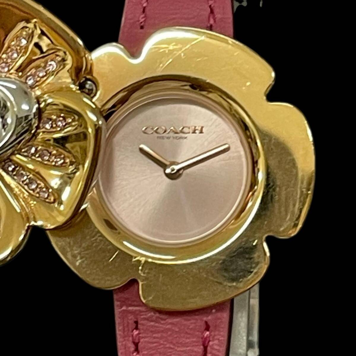 【やや傷や汚れあり】☆COACH コーチ 花モチーフ ピンク文字盤 クォーツ レディース 腕時計 CA.157.7.34.2308S 稼働品の ...