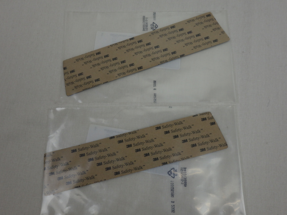 【新品】新品未使用 メルセデスベンツ Gクラス W463 純正 リア バンパー ステップシール A4638850190 2枚セット ブラックの ...