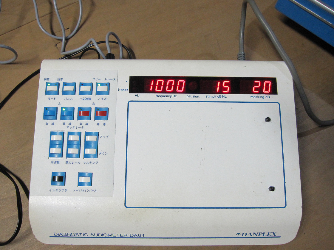 デンマーク DANPLEX製 DIAGNOSTIC AUDIOMETER DA64 診断用 オージオメータ 聴力測定器 稼動品 持ち運び用 ...