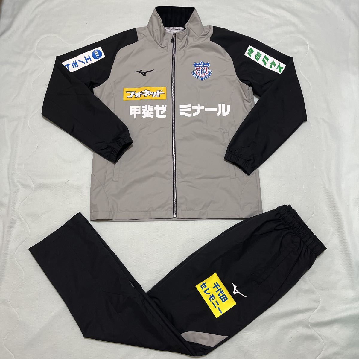 【未使用に近い】2022シーズン ヴァンフォーレ甲府 監督 コーチ スタッフ 支給品 ウインドブレーカー 上下セット 練習着 ウォーマー 非売
