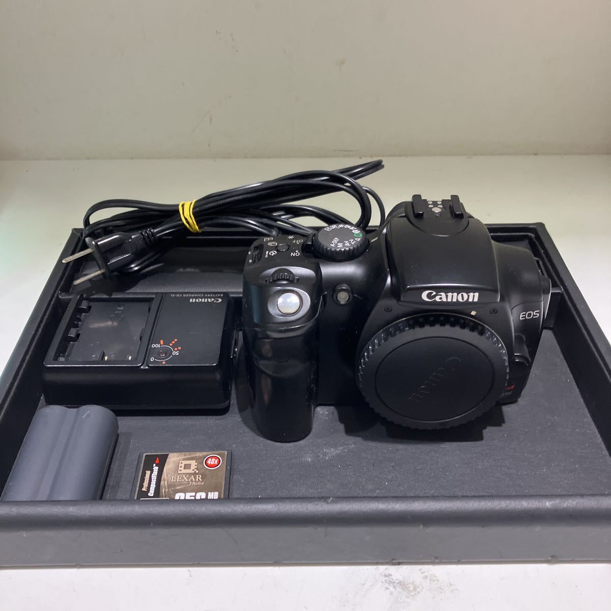 【やや傷や汚れあり】Canon EOS Kiss Digital DS6041 ボディ 256MB CF バッテリー充電器付き 可動品。の落札情報詳細 - ヤフオク落札価格検索 オークフリー