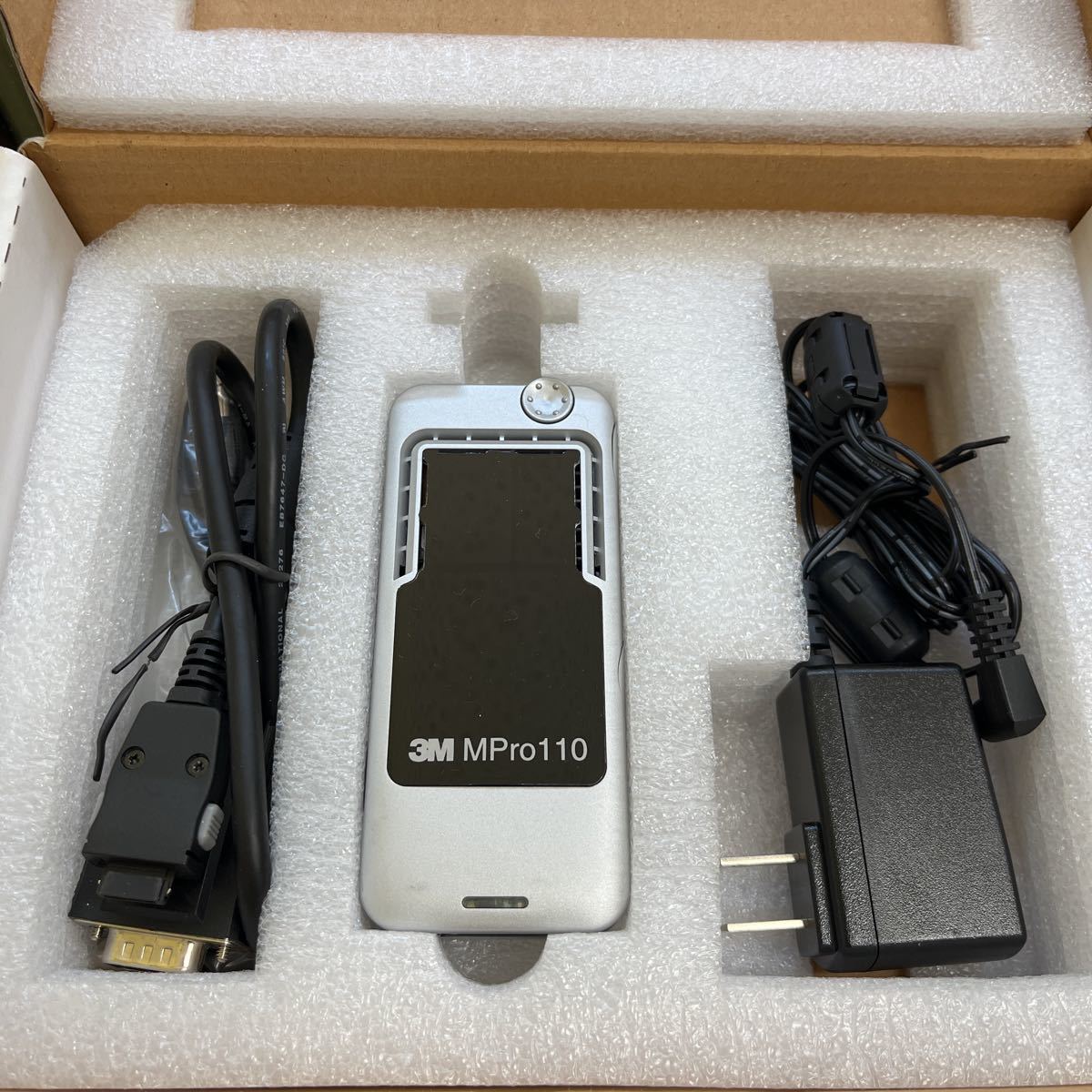 【やや傷や汚れあり】【通電確認済】3M マイクロ プロフェッショナル プロジェクター MPro110 動作未確認 説明書付きの落札情報詳細 ...