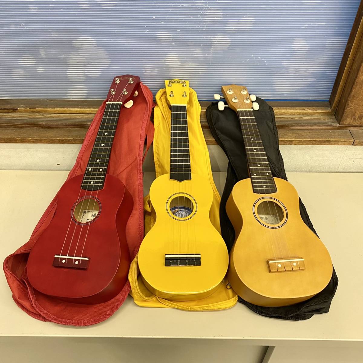 【やや傷や汚れあり】ウクレレ 3点 アラモアナ UK-100-RD ALA MOANA UK-100-MH MAHALO JK-120-YEL ケース付き ハワイ 沖縄 民族楽器 弦楽器 ...