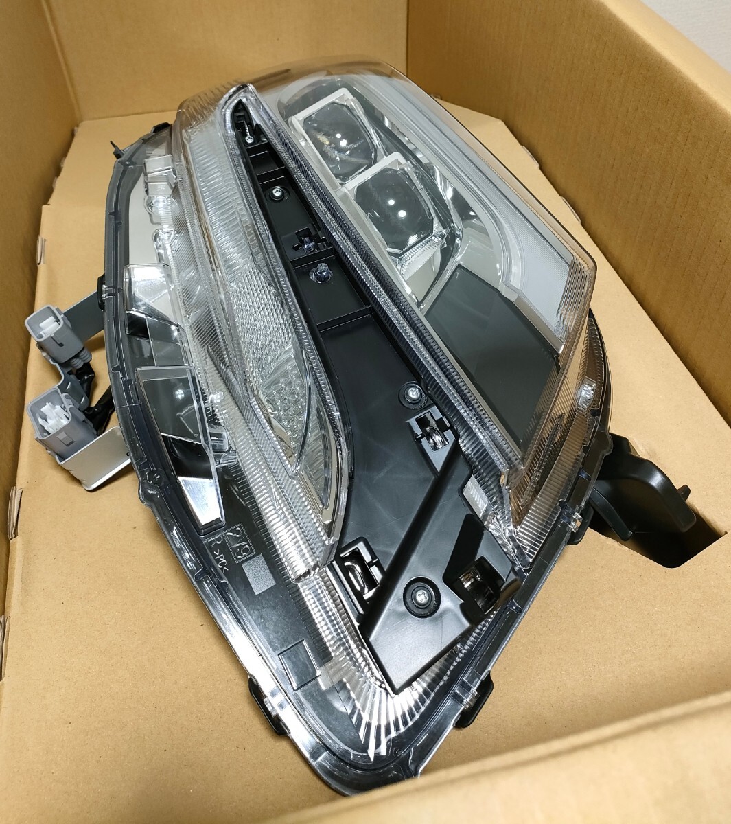 【目立った傷や汚れなし】（極美品/点灯ok） エスクァイア 80 後期 純正 LED ヘッドライト 右 運転席側 刻印→H 81130 ...