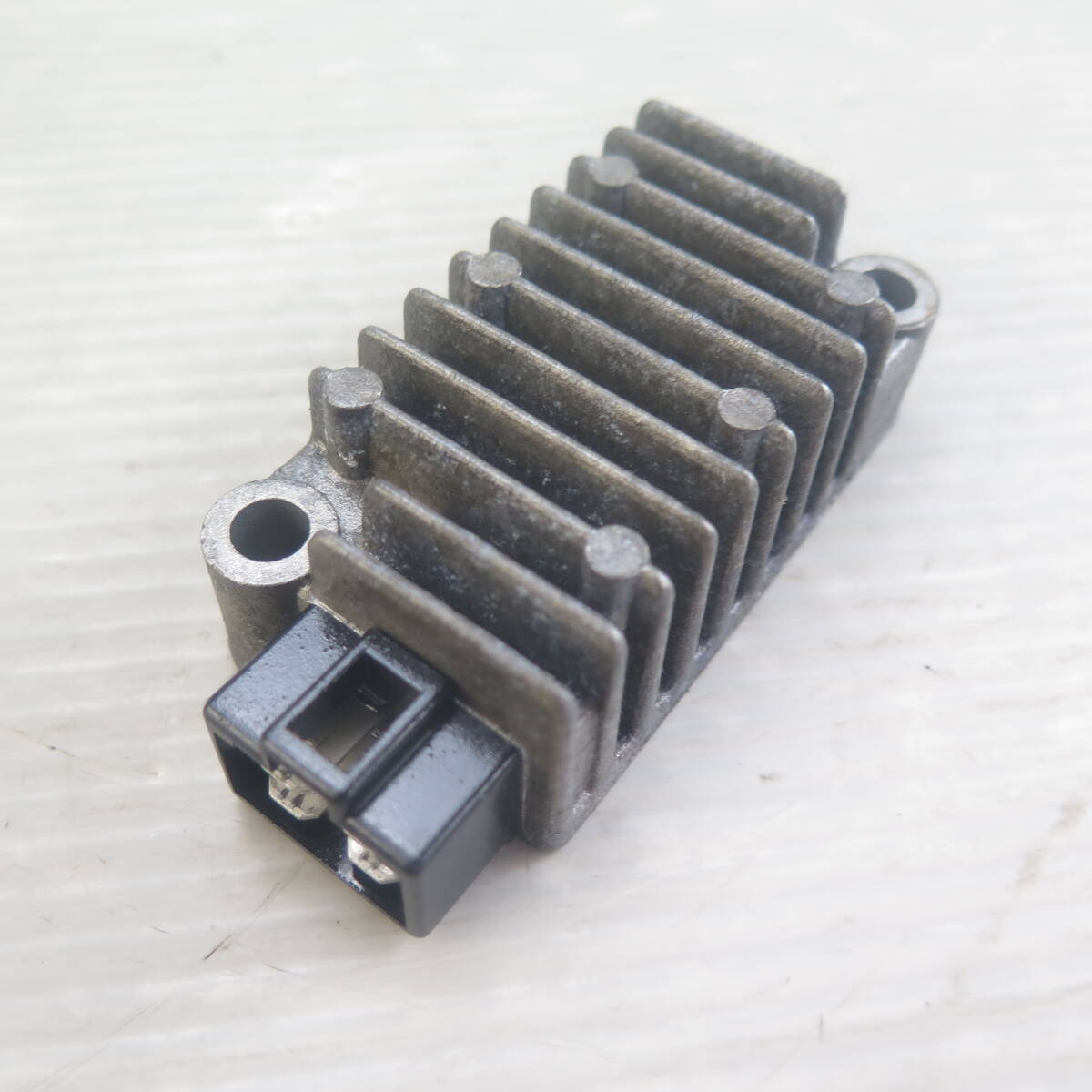 【傷や汚れあり】 スーパーシェルパ [KL250G] 純正 レギュレーター ユニット レクチファイヤ 電装 中古 カワサキ kawasaki ...