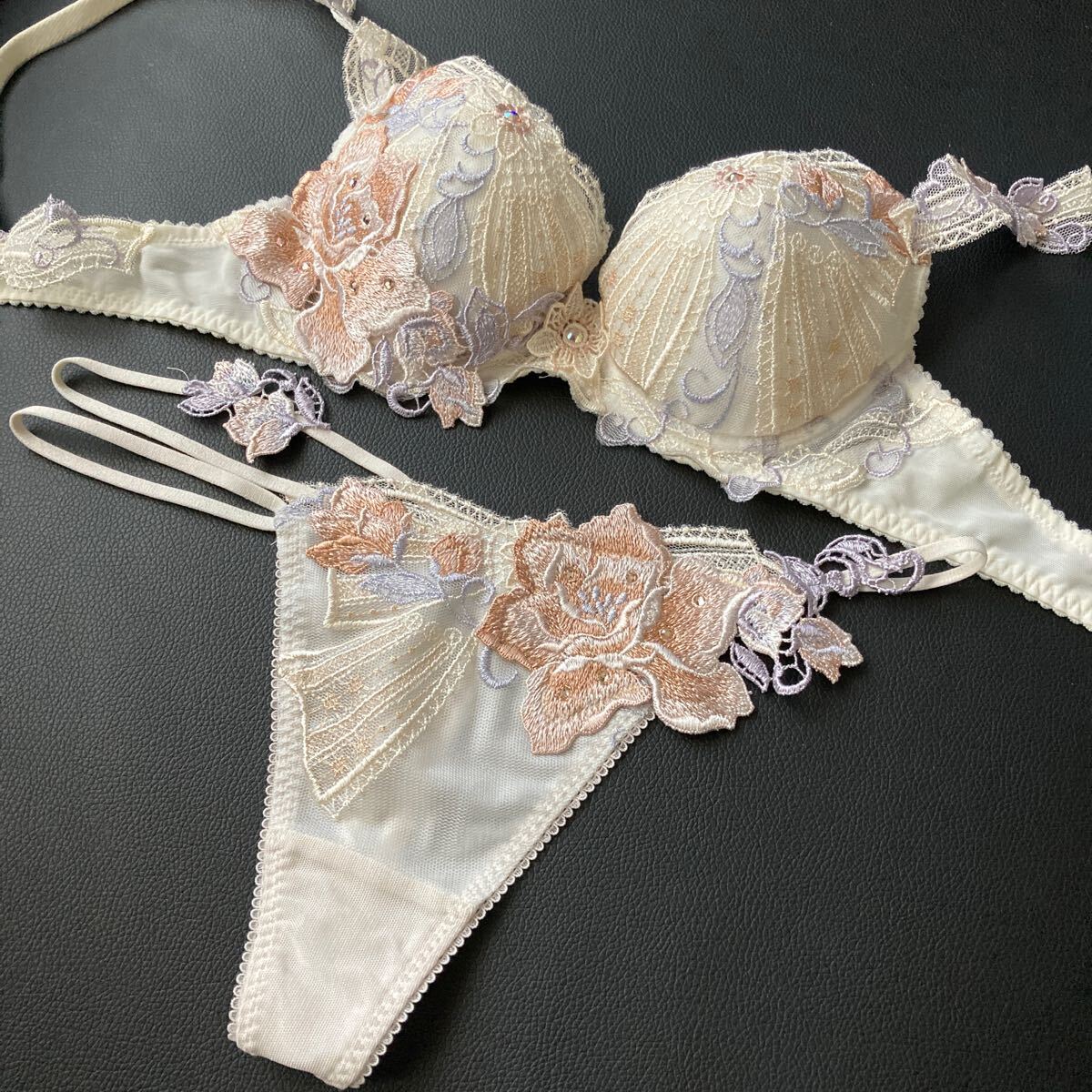 【未使用】ワコール サルート プレステージ 84G オーラ 大女優 ブラジャーC65 ソングM IVの落札情報詳細 - Yahoo!オークション落札価格検索 オークフリー