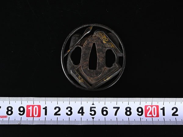 【やや傷や汚れあり】【加】1860e 時代 刀装具 鉄地 文房四宝紋 鍔 短刀鍔 重量 約59,4g / 鉄鍔の落札情報詳細 - Yahoo!オークション落札価格検索 オークフリー