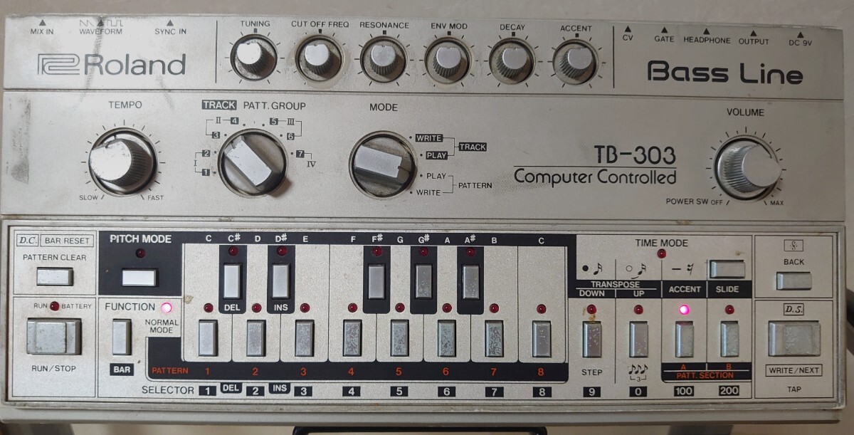 【全体的に状態が悪い】Roland ローランド TB-303 Bass Line computer controlled 稀少品 通電確認済 アナログシンセサイザー マニュアル有り ジャンク品 ...