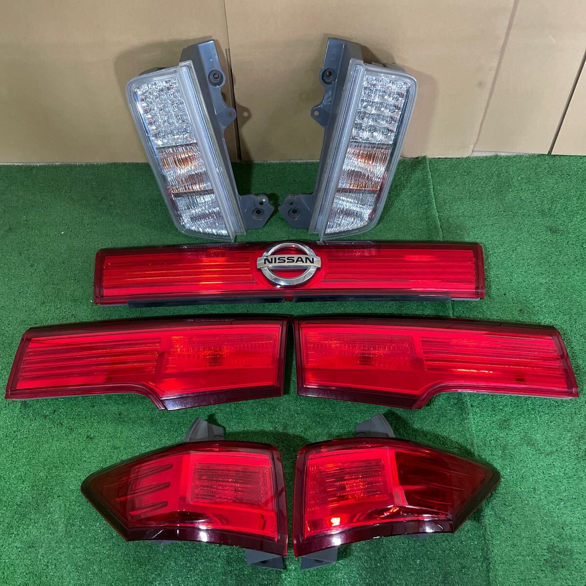 【傷や汚れあり】NISSAN エルグランド TE52 E52 テールライト ランプ STANLEY P8503 P8960 フィニッシャー P8959 センターガーニッシュ P8504 セット ...