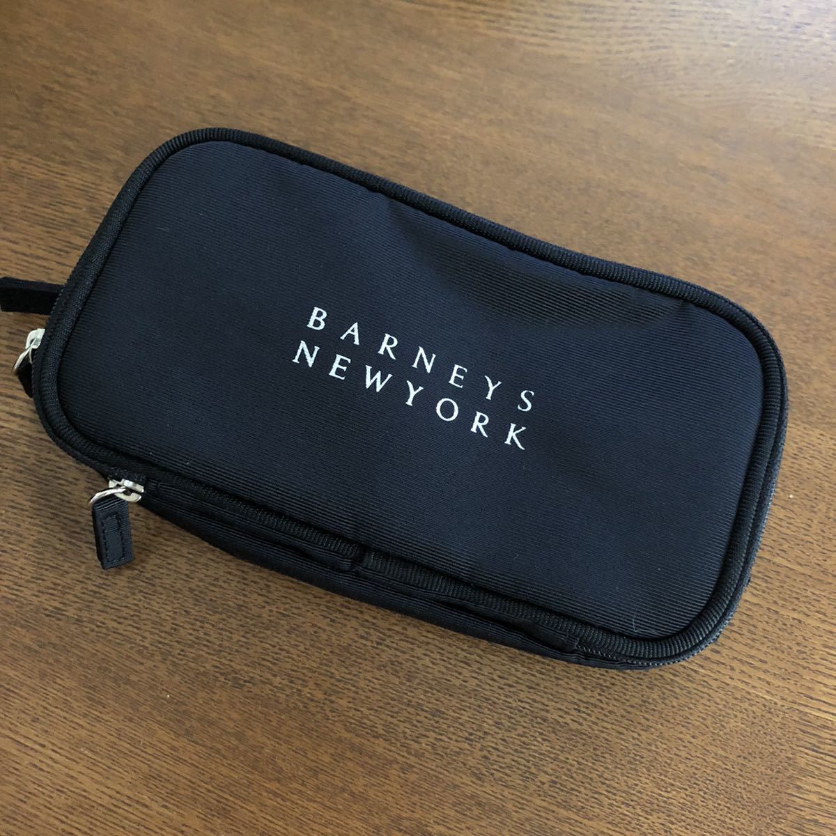 【新品】《未使用》バーニーズニューヨーク BARNEYS NEWYORK コスメポーチ ブラシ入れ付き♪ブラックの落札情報詳細 - ヤフオク落札価格検索 オークフリー