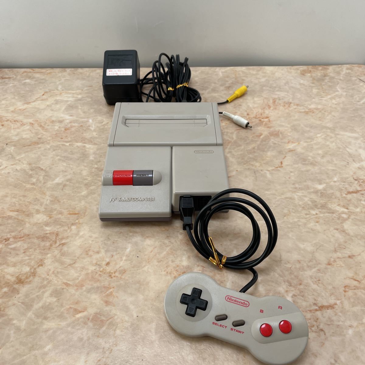 【傷や汚れあり】Nintendo ニンテンドー ニューファミコン HVC-101 本体 New Family computer 任天堂 FC ...