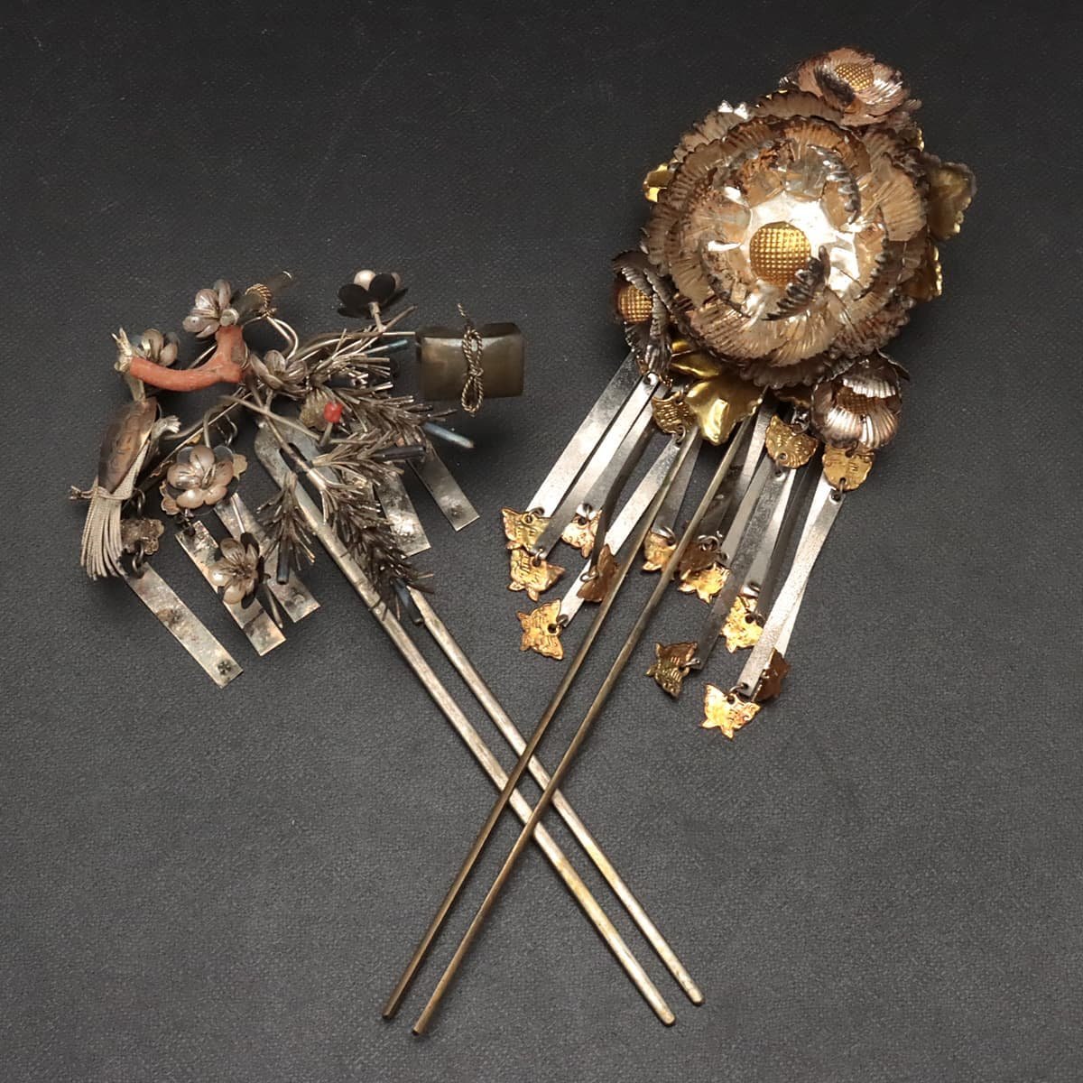 【やや傷や汚れあり】EK897 時代 和装小物 細密 銀仕上 びらびら簪 二本 総重59g 全長15.3cm/19.6cm・牡丹図びら簪・珊瑚付 松梅蓑亀装飾簪の落札情報詳細 - Yahoo ...