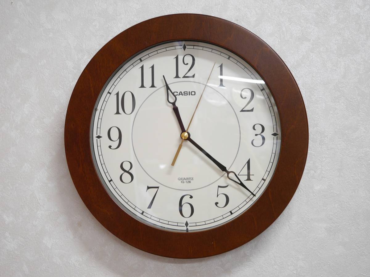 【目立った傷や汚れなし】CASIO QUARTZ IQ-126 カシオ 壁掛け時計 掛け時計 丸時計 電池式 静音設計 見やすい 木目調 濃茶 ...