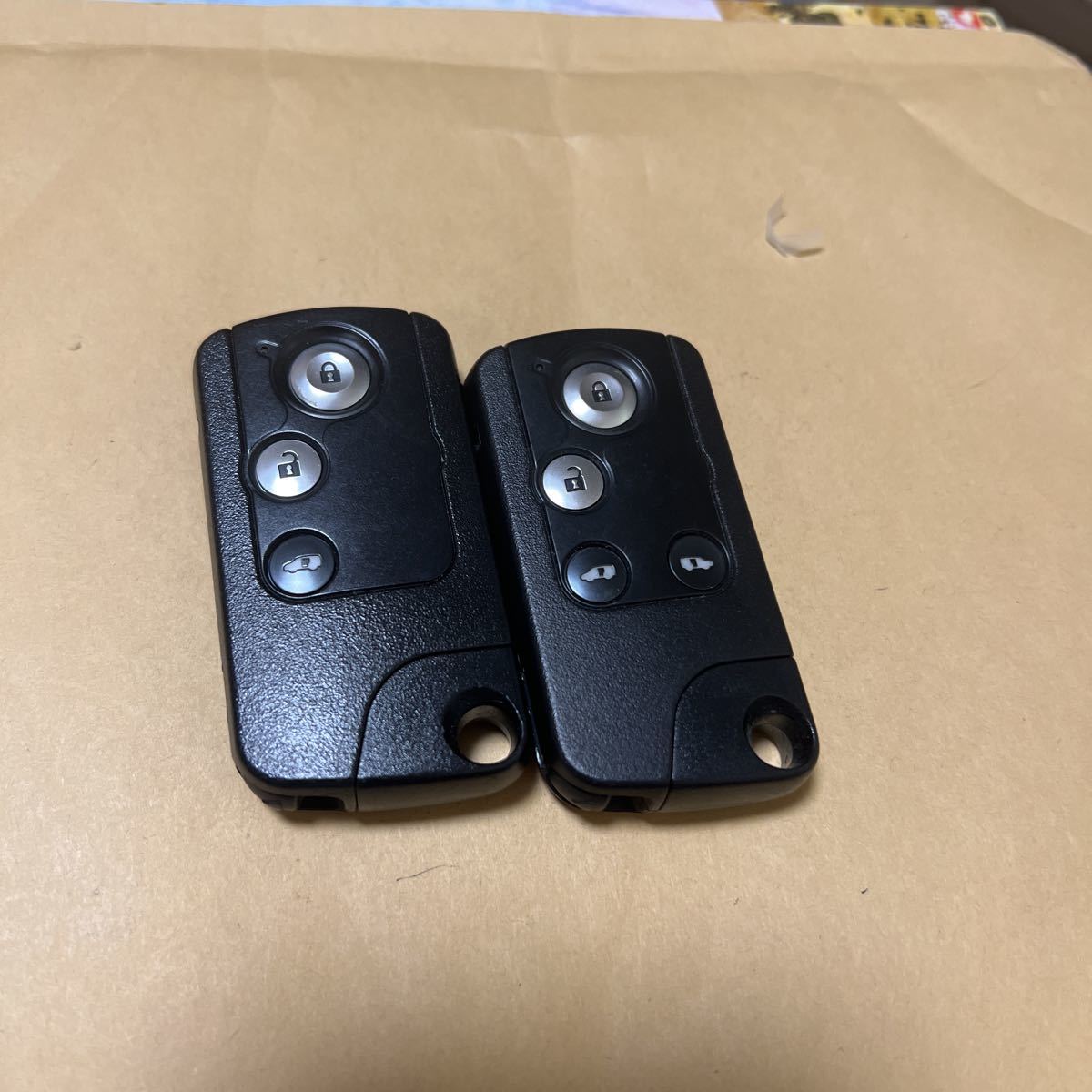 【目立った傷や汚れなし】美品☆送料無料☆ホンダ 3ボタン & 4ボタン スマートキー 基盤番号 72147-SFM-J71 SFM−J81 各1個 ステップワゴン フリード等 2個 12の落札 ...