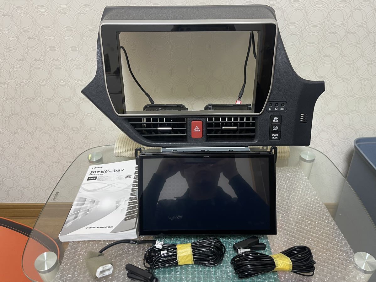 【目立った傷や汚れなし】トヨタ10インチナビNSZN-Z68T データ2019年？80系ノア/ヴォクシー操作パネル付 DVD/CD/フルセグ/SD/Bluetooth ※セキュリティロックの ...