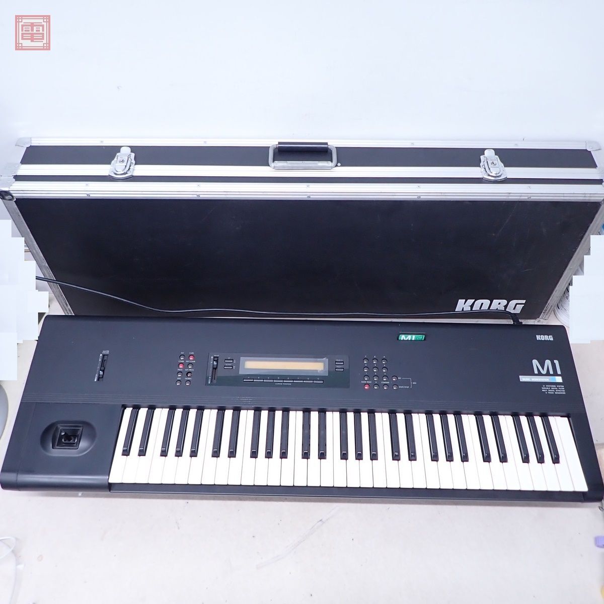 【全体的に状態が悪い】★KORG シンセサイザー M1 MUSIC WORKSTATION コルグ メモリーカード ORCHESTRA 1・ケース付 ジャンク パーツ取りなどにもどうぞ【EBの ...