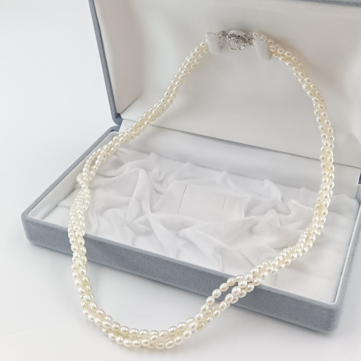 【目立った傷や汚れなし】【美品 高品質!!】 パール ネックレス 3連 本真珠 テリ抜群 セミロング 高級 白 ホワイト ベビーパール ライス 3.7-4mm 52cm SILVER刻印の落札 ...