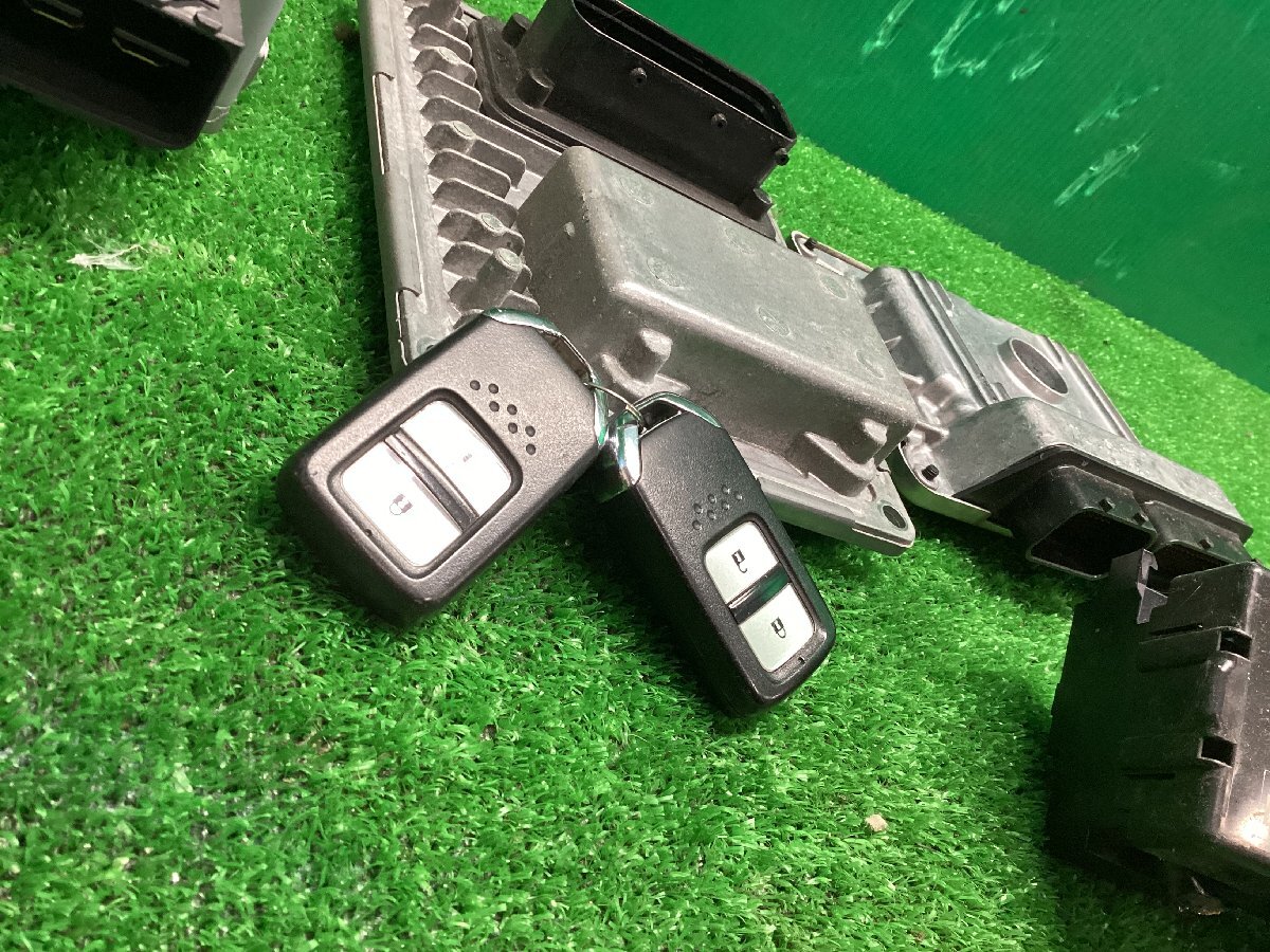 【傷や汚れあり】保証付き フィットHV GP5 ホンダ純正 ECU キーレス ヒューズ コンピューター 37820-5P6-J69 28102-5P8-J6 エンジンコンピュータ 37018 ...